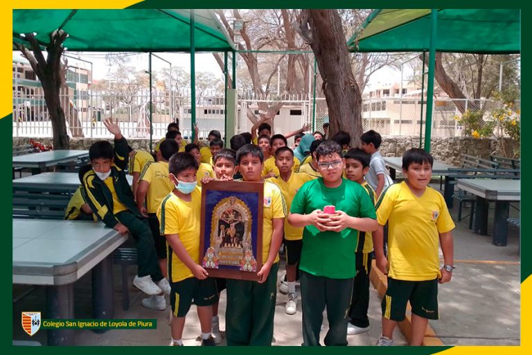 Señor de los Milagros en procesión - Colegio San Ignacio de Loyola